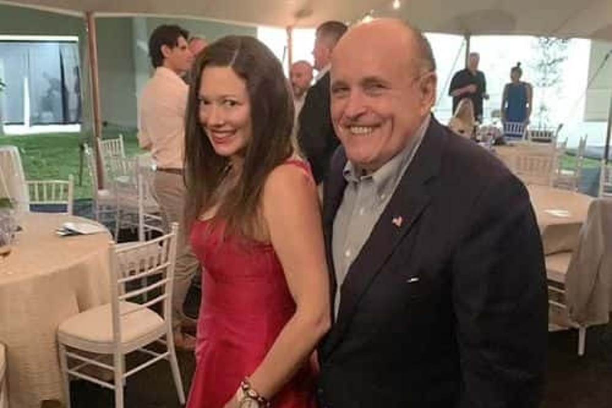 Chi è Noelle Dunphy, la donna che ha chiesto a Rudy Giuliani un ...