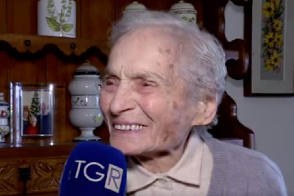 Ultracentenaria fuori dagli schemi: fermata in macchina con la patente ...